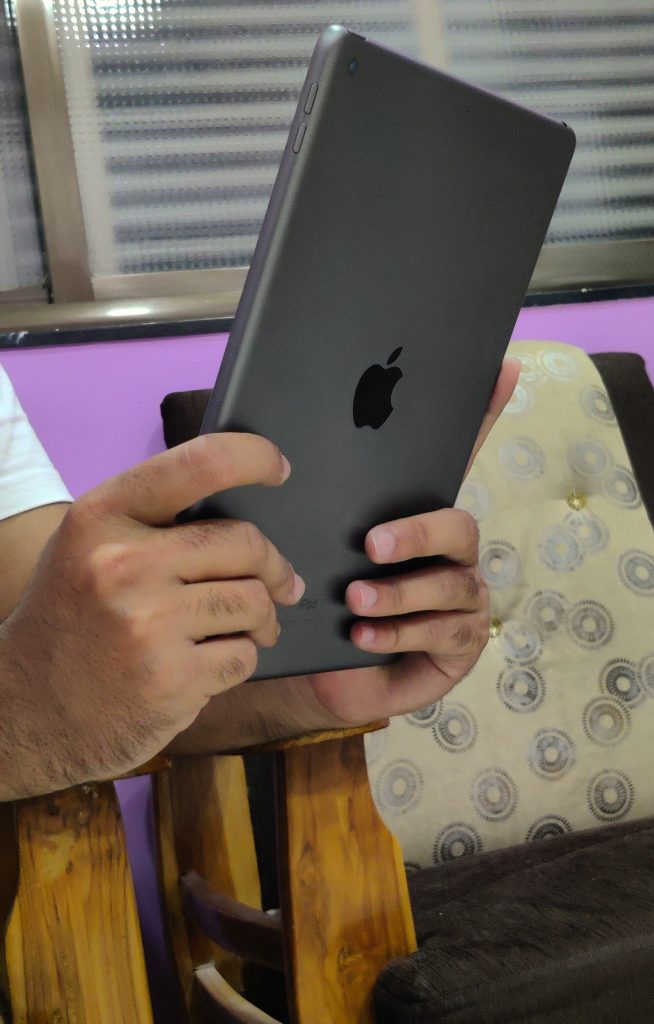 Apple iPad in hand - PixaHive