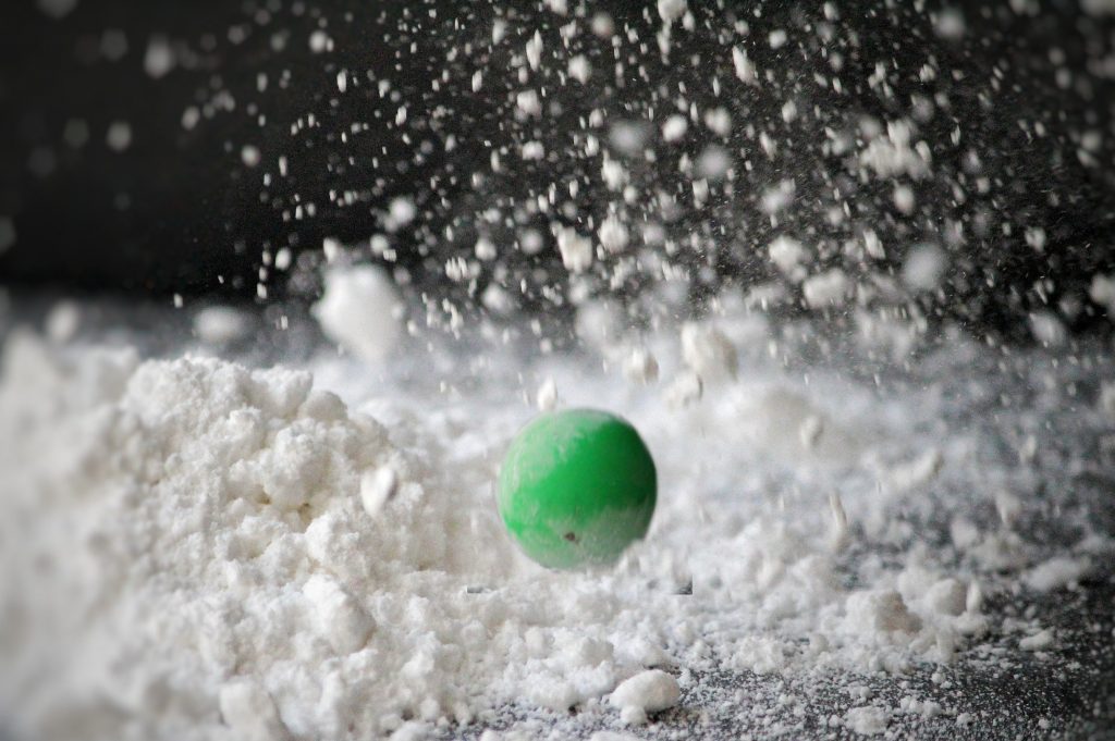 Ball bounding on powder - PixaHive