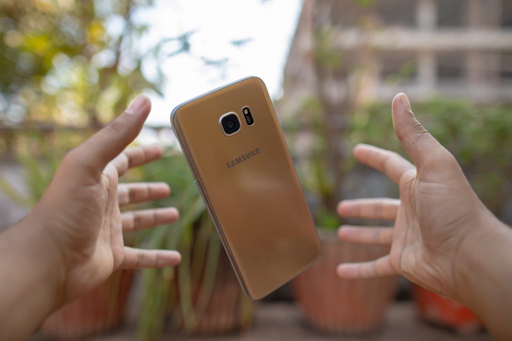 Catching phone with hands - PixaHive