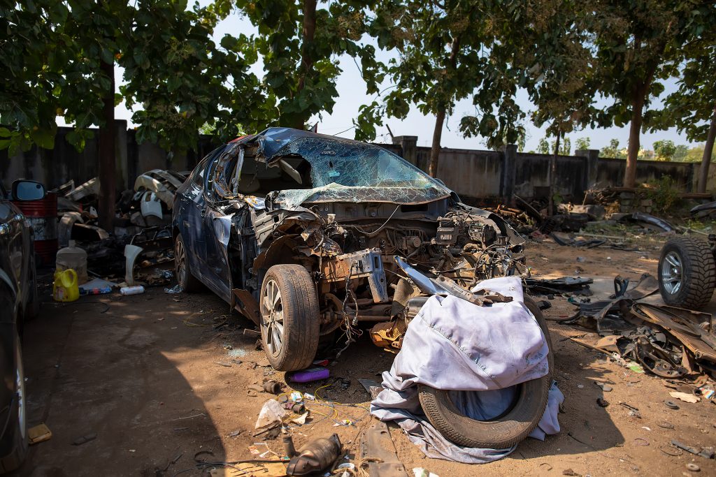 Automobile scrap in a garage - PixaHive