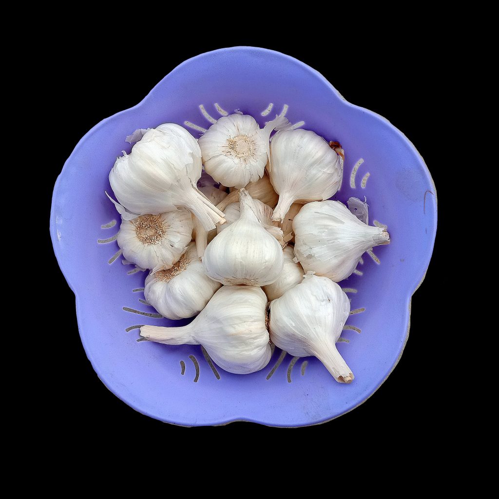 Garlic bulbs in a bowl - PixaHive