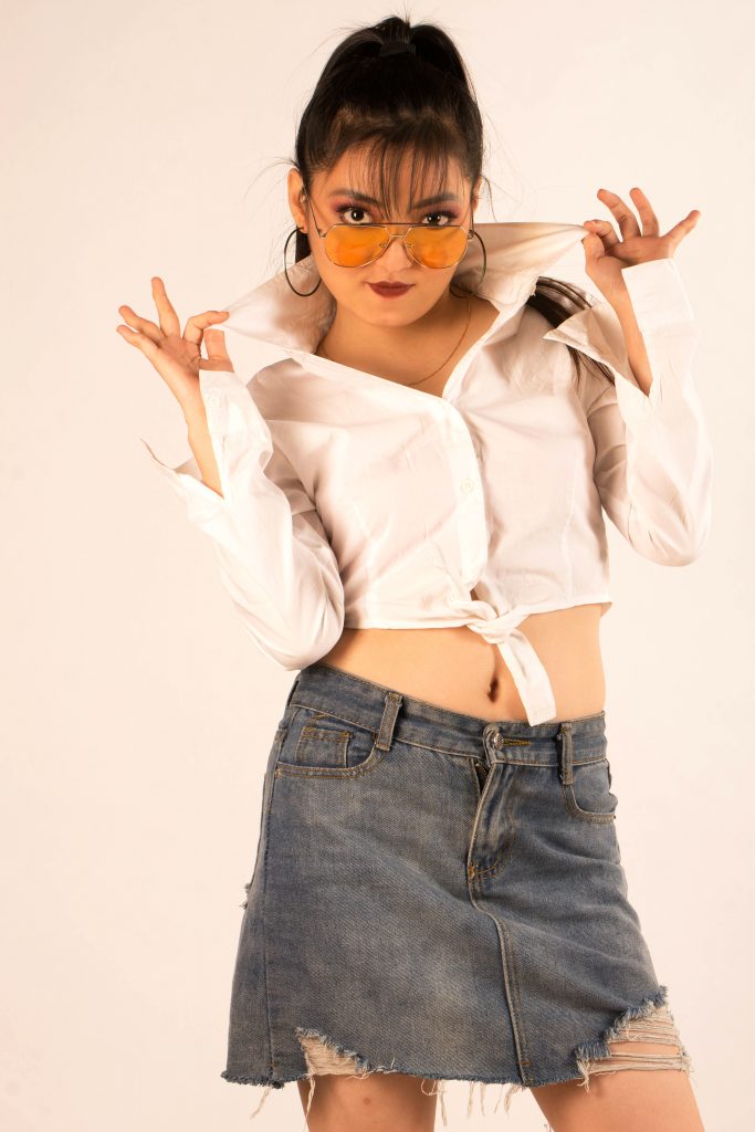 Girls holding collar up - PixaHive