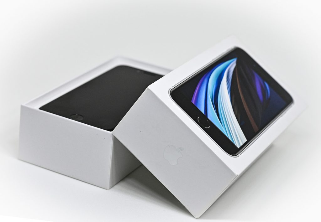 Iphone SE unboxing - Free Image by Easswar kalyan on PixaHive.com