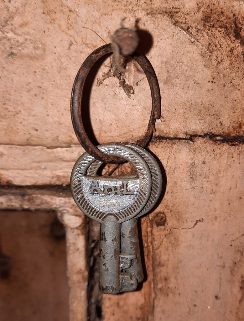 Keys hanging on a rivet - PixaHive