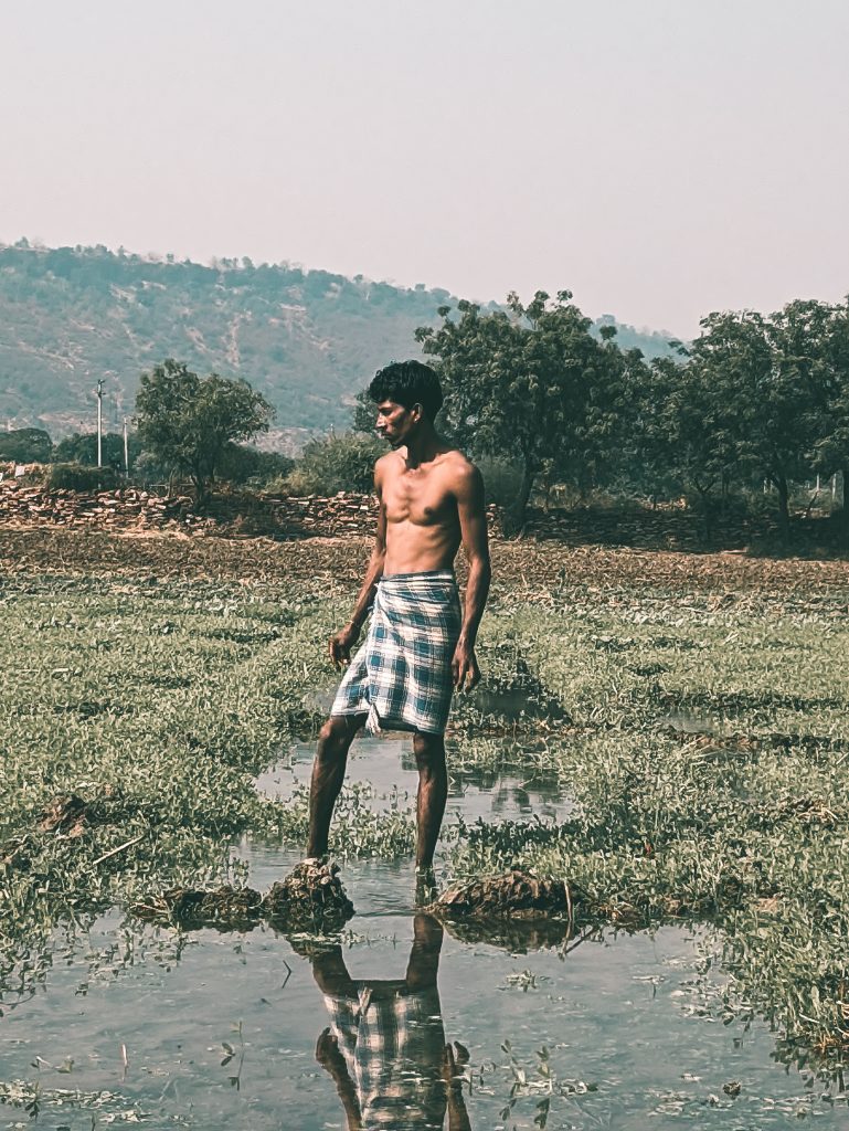 Man working in field - PixaHive