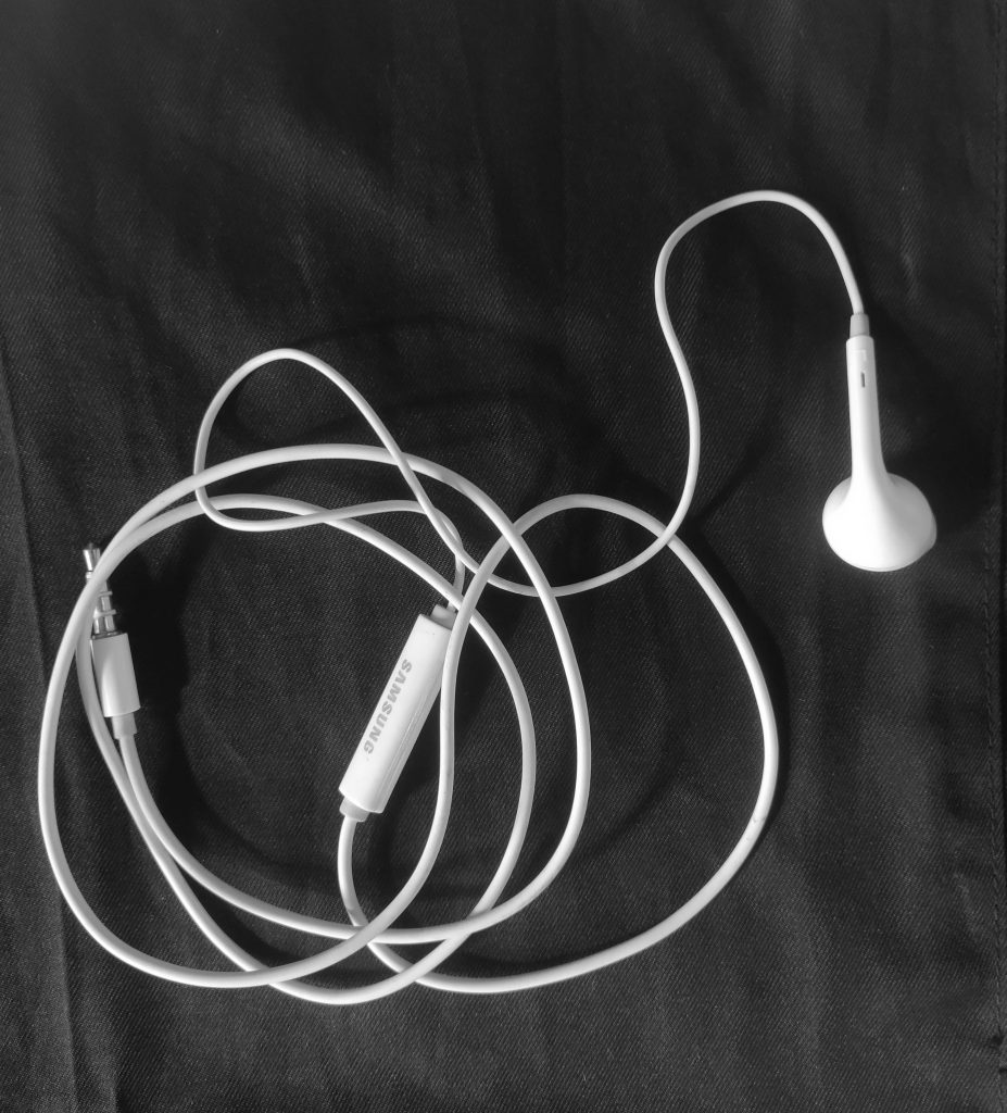 Oneside broken earphone - PixaHive