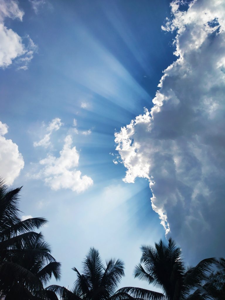 Sun rays spreading out from clouds - PixaHive
