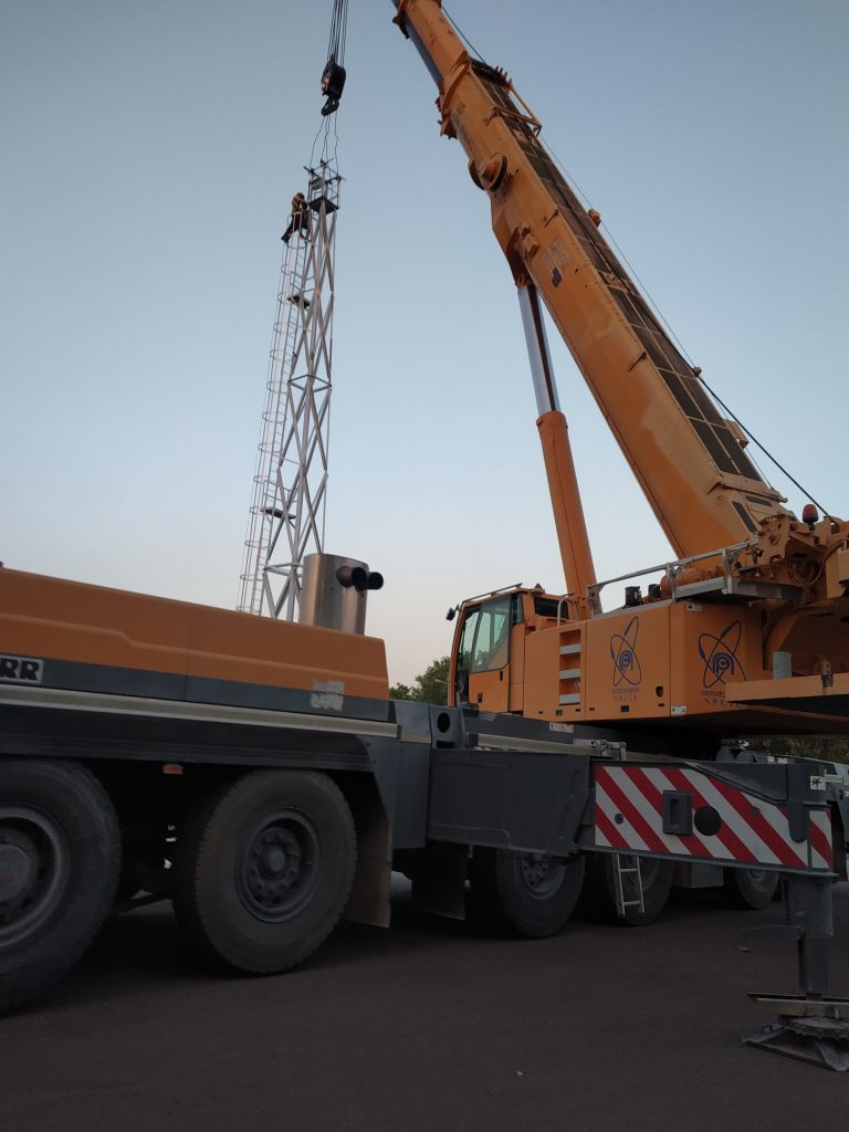 Tower repair with the help of a crane - PixaHive