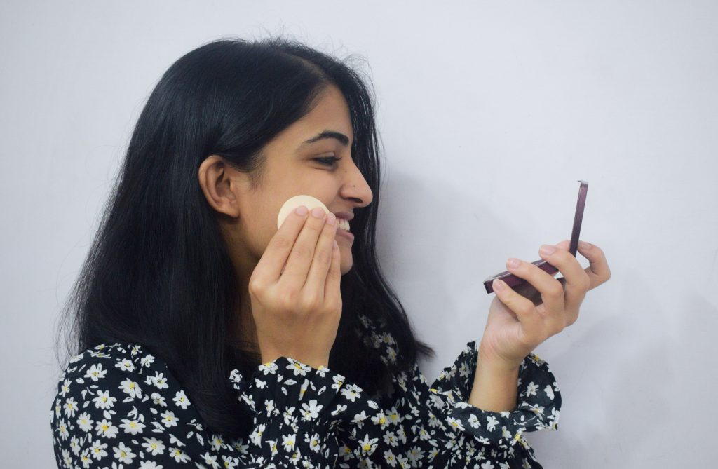 A girl applying face powder - PixaHive