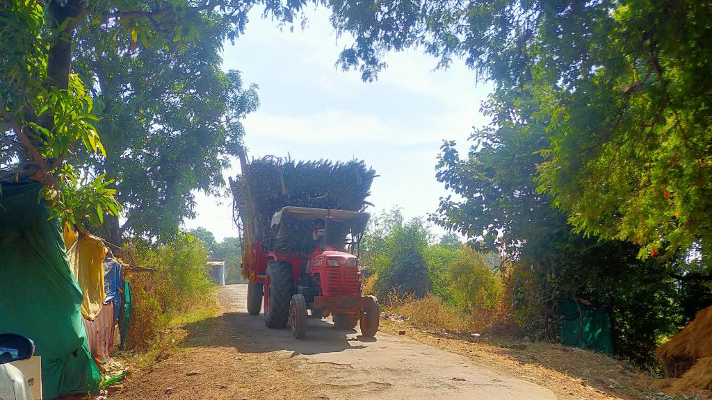 A tractor carrying load - PixaHive