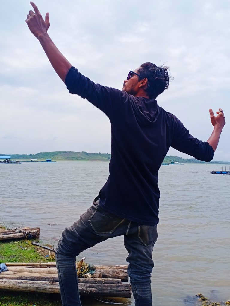 Boy on the beach - PixaHive