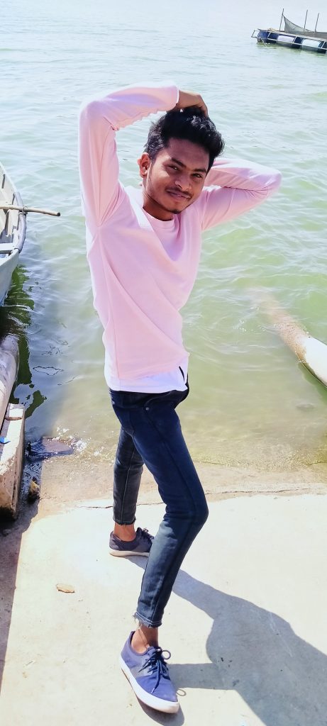 A happy boy on a beach - PixaHive