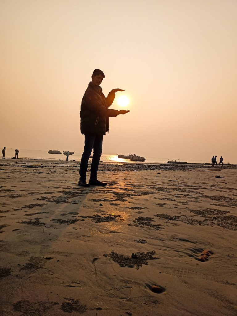 Showing sun in hands - PixaHive