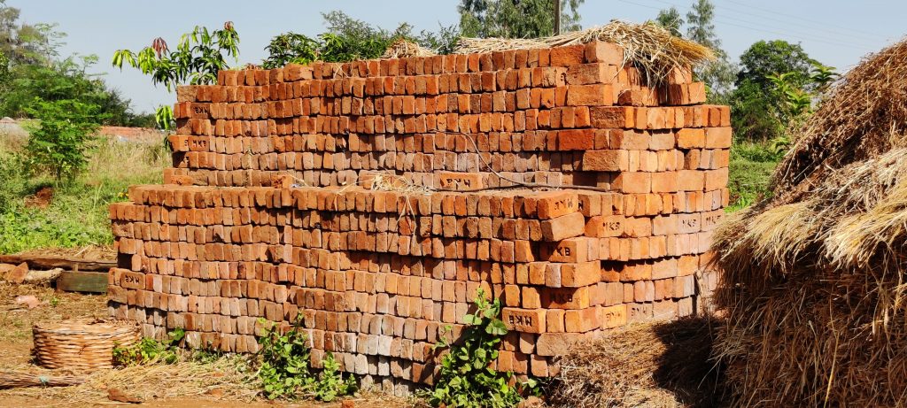 A pile of bricks - PixaHive