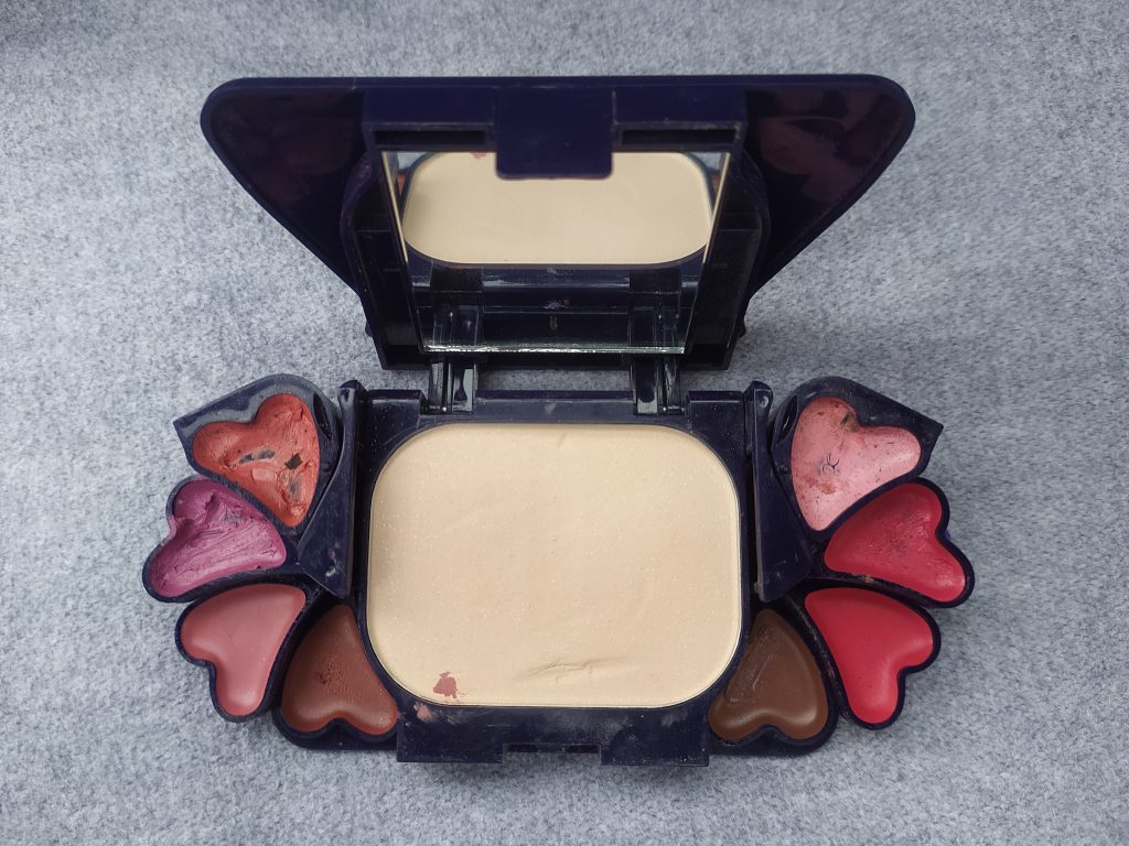 A makeup kit - PixaHive