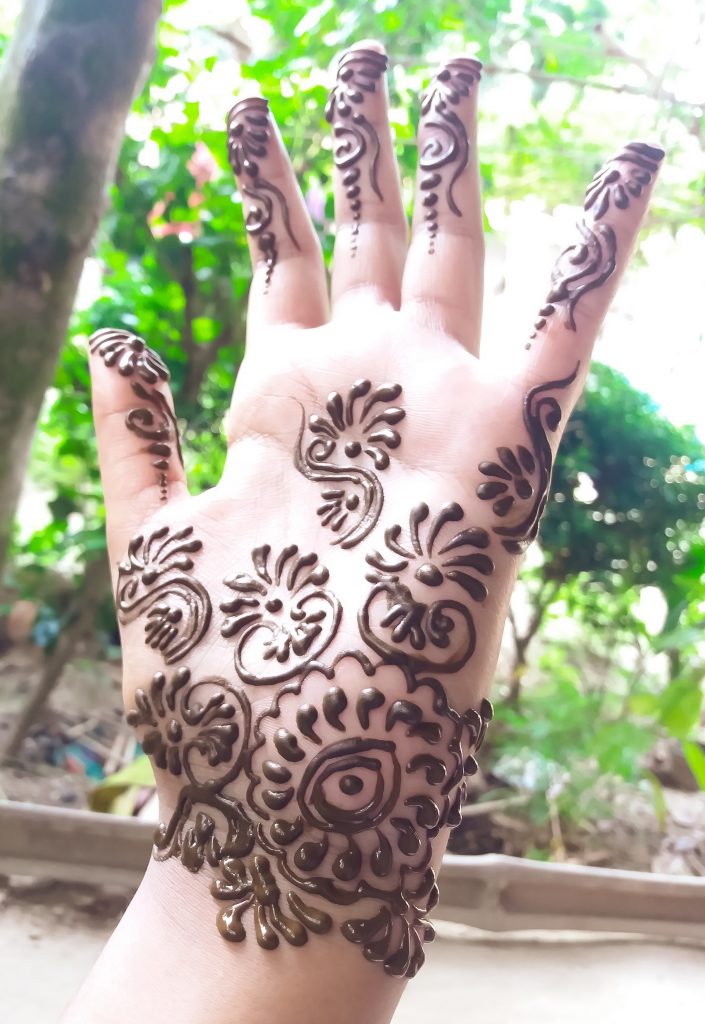 Mehndi on hand - PixaHive