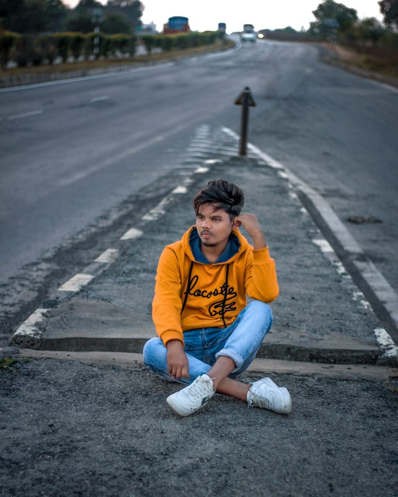 A boy sit on a road - PixaHive