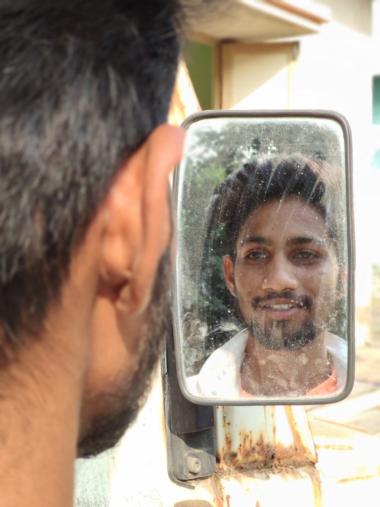 A boy watching mirror - PixaHive