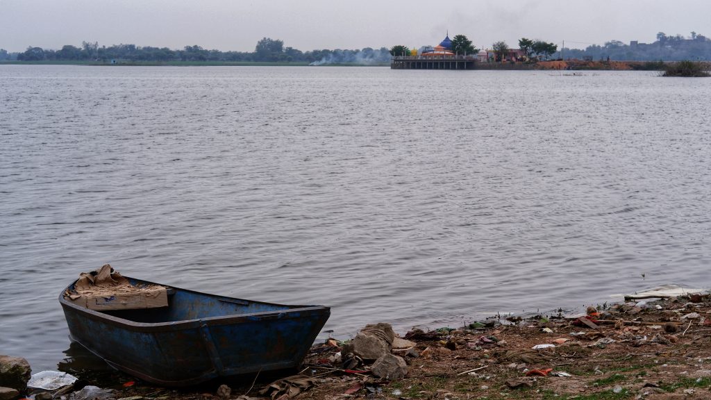 Boat at a river bank - PixaHive