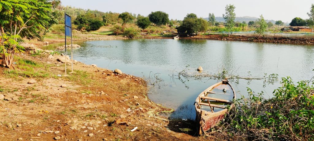 Boat on riverside - PixaHive