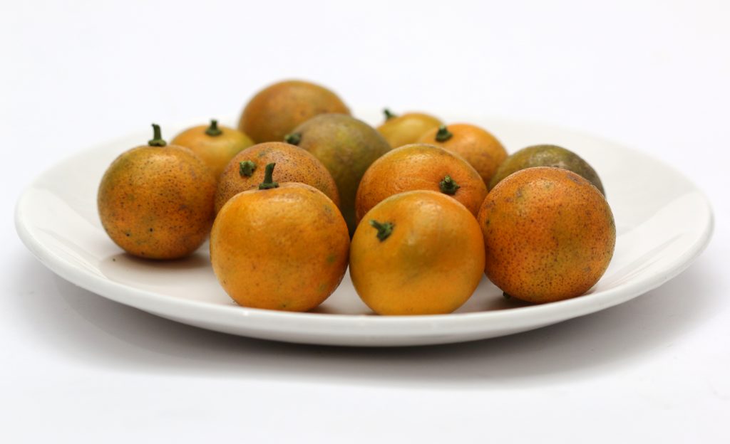 Small oranges in a plate - PixaHive