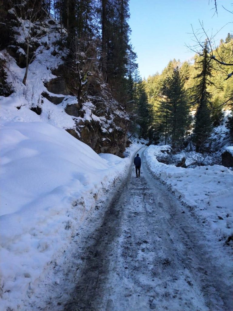 A snowy way - PixaHive