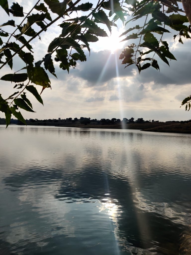 Sunrays falling on water - PixaHive