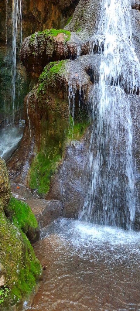 Water falling on rocks - PixaHive