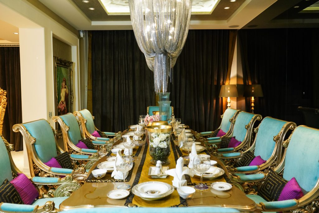 A luxury dining table - PixaHive