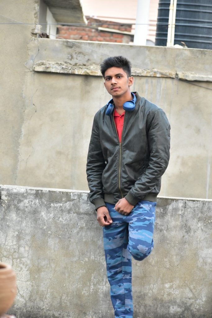 Boy posing near the wall - PixaHive