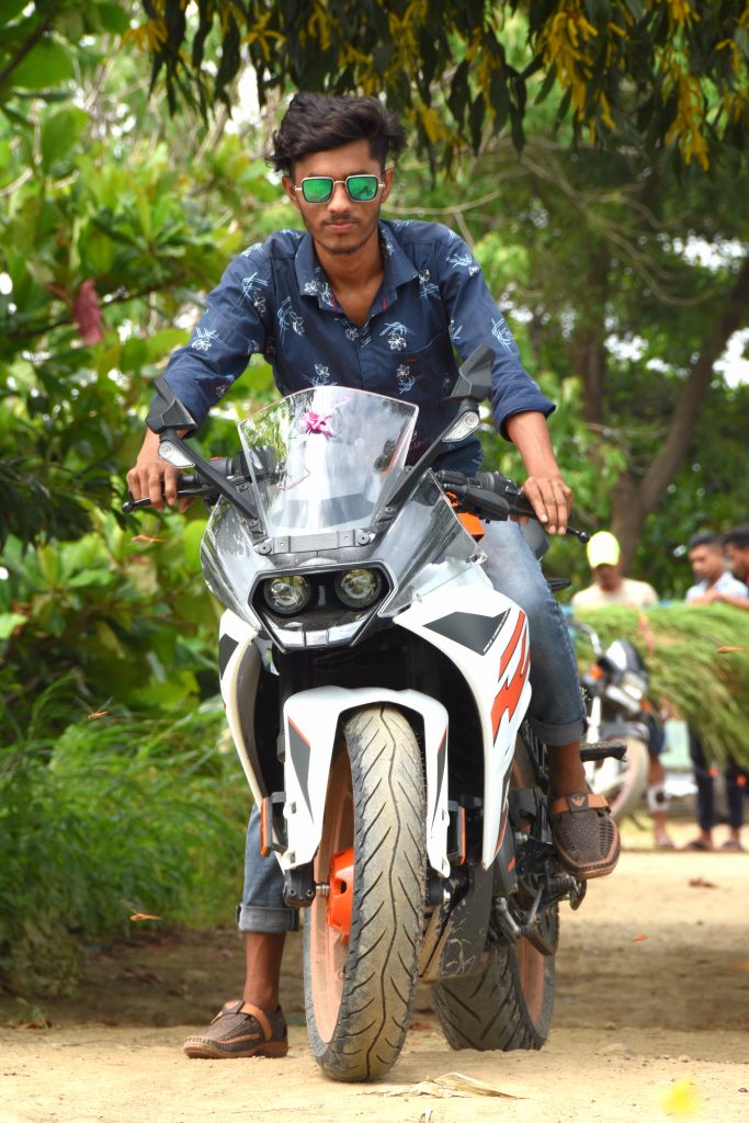 Boy posing on Bike - PixaHive
