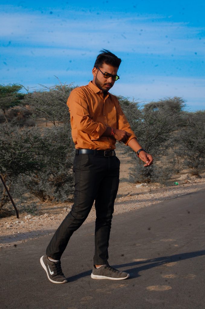 Boy posing on the road - PixaHive