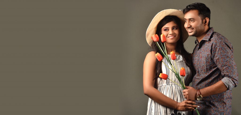 Couple posing and smiling - PixaHive