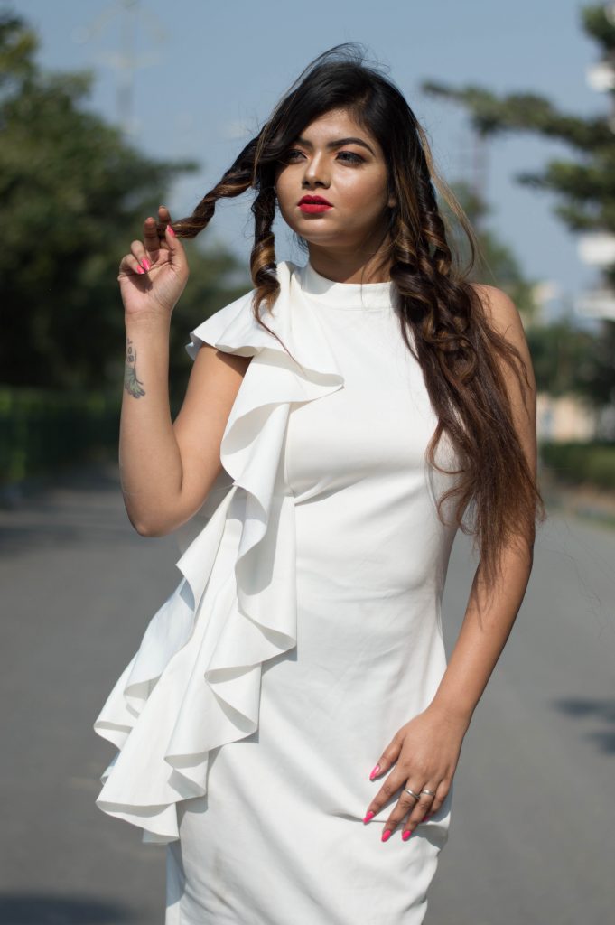 Girl posing on road - PixaHive