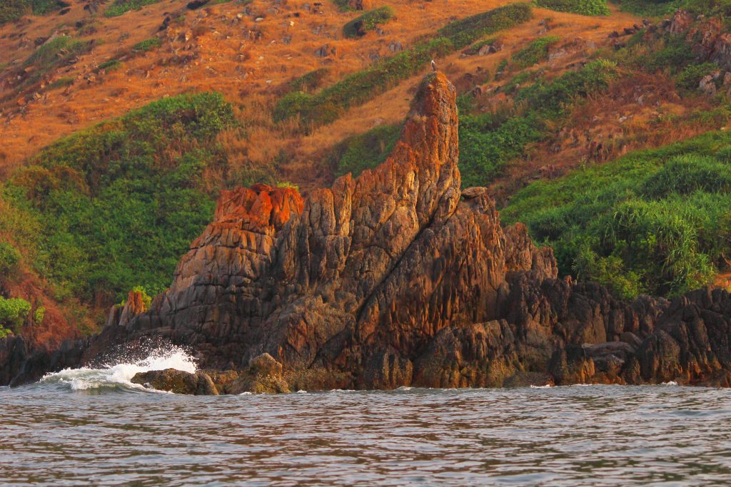 Golden rock near Nivati beach - PixaHive