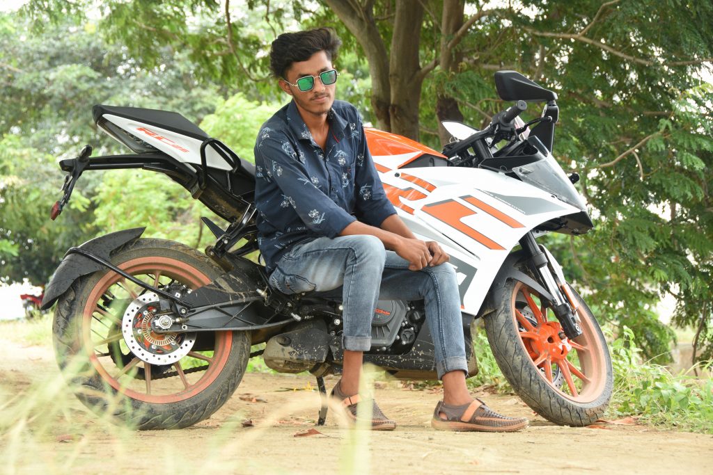 Boy posing on Bike - PixaHive