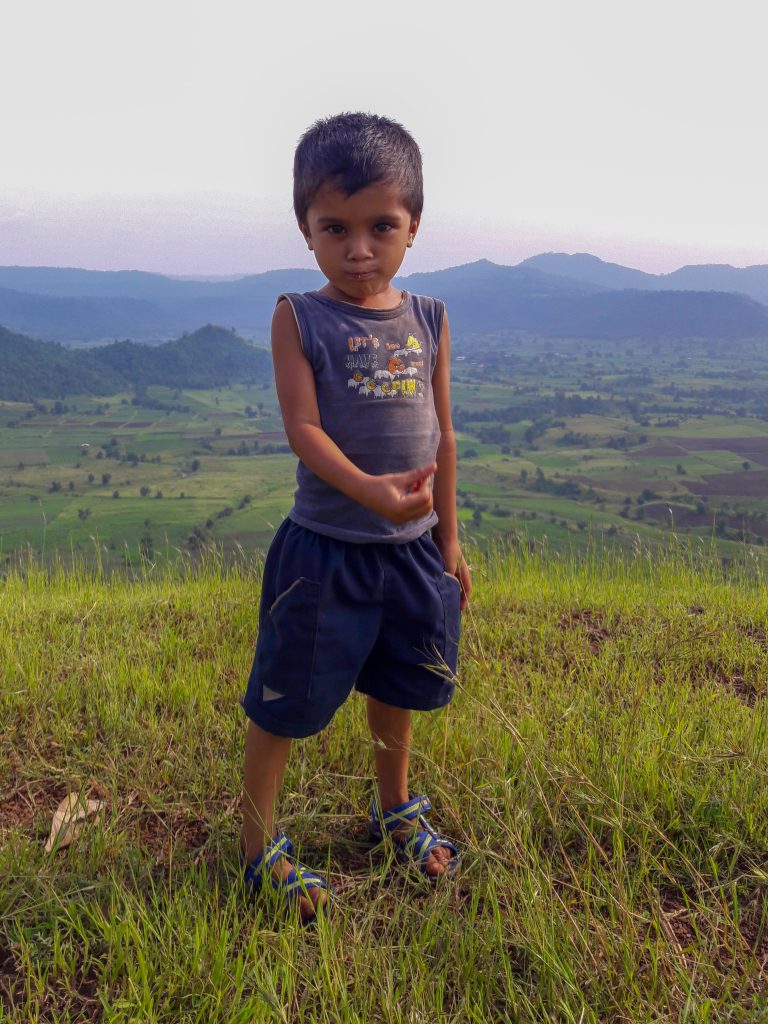 Kid posing - PixaHive