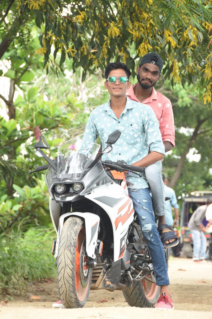 Two boys posing on bike - PixaHive