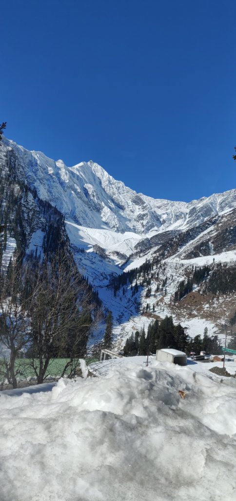 A snowy valley - PixaHive