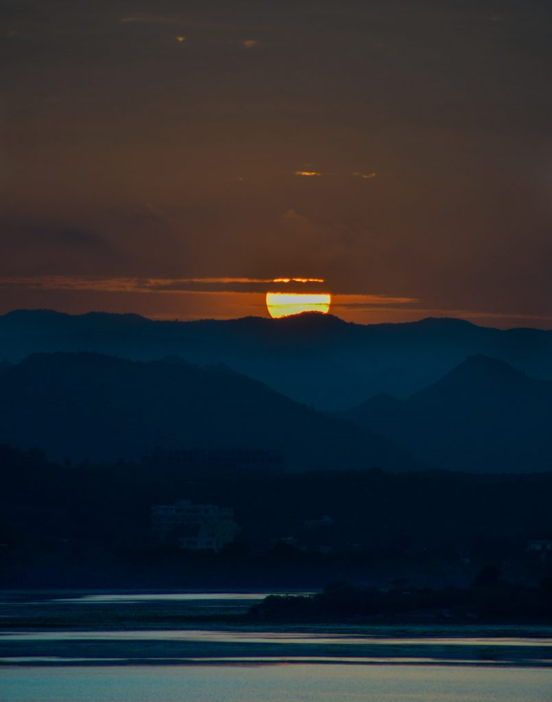 Sun behind the hills - PixaHive