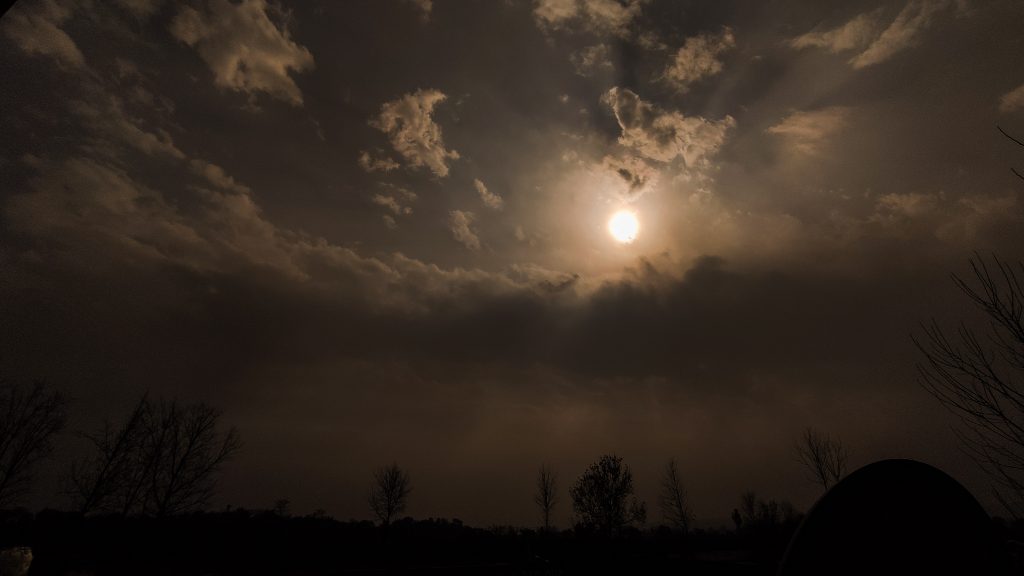 Sun in between dark clouds - PixaHive