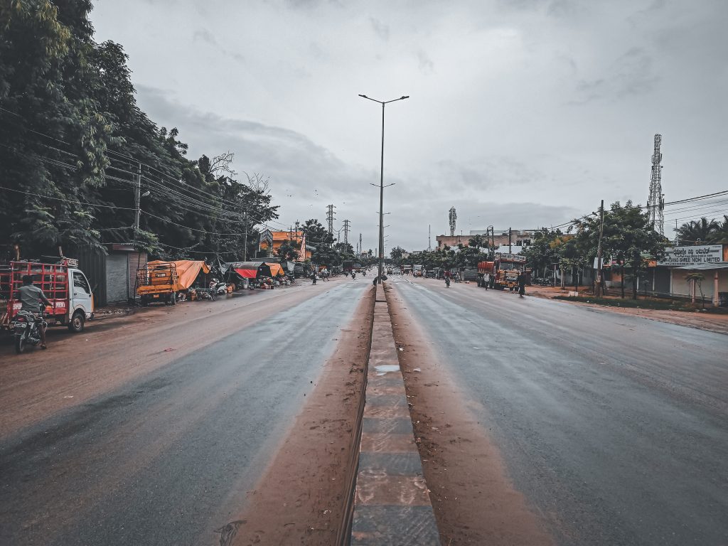 An empty road - PixaHive