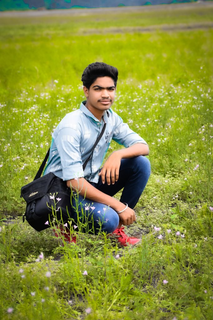 A boy sitting in grass - PixaHive