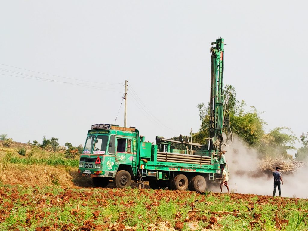A borewell drilling machine vehicle - PixaHive