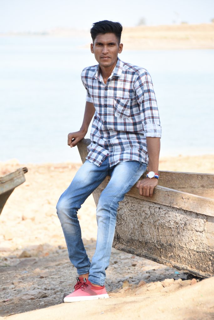 Boy posing on the boat - PixaHive