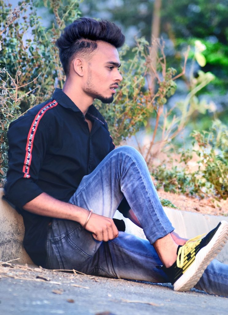 Boy sitting and posing - PixaHive