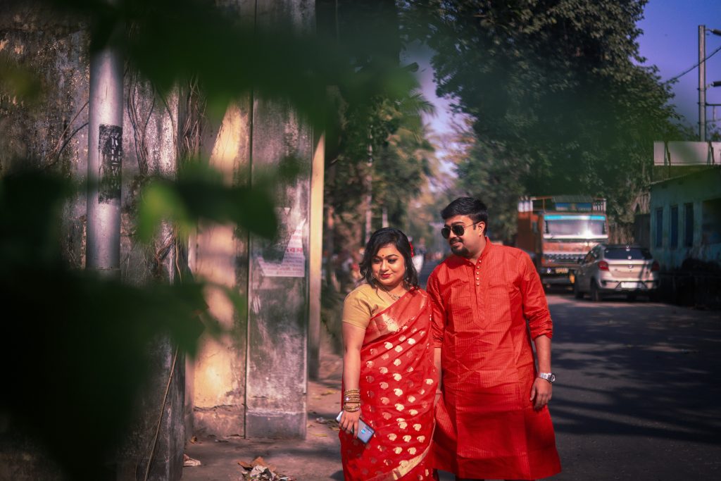 Couple posing road side - PixaHive