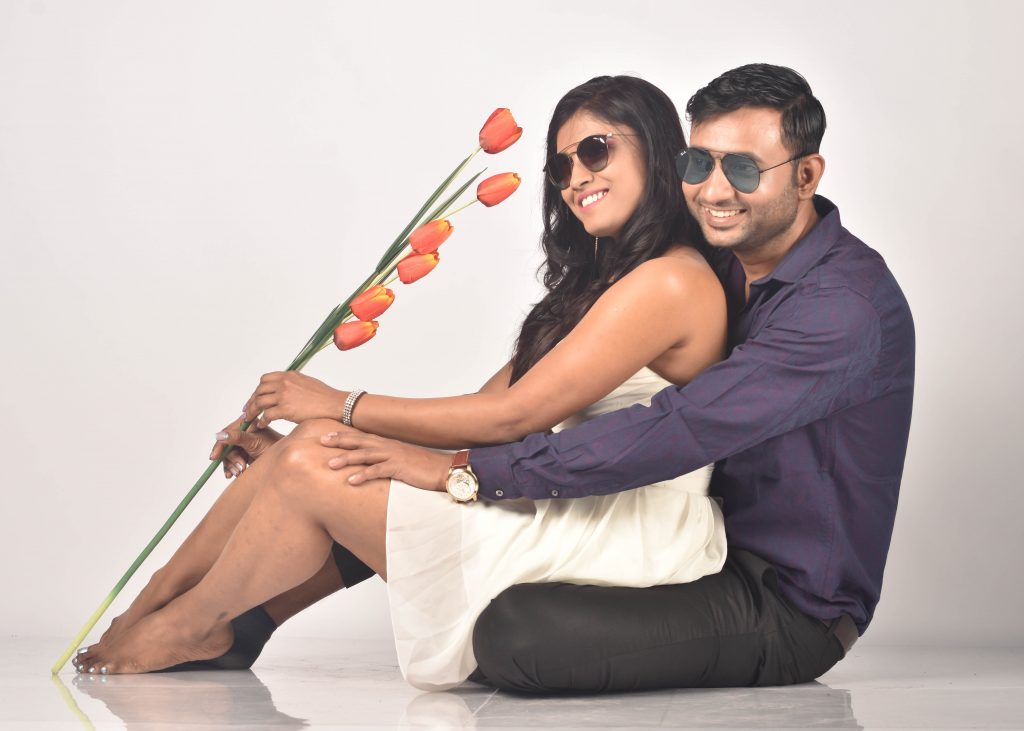 Couple posing with flower - PixaHive