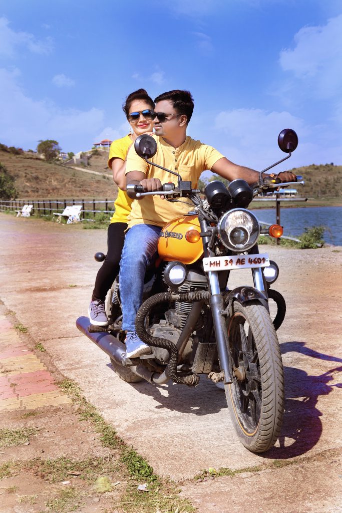 Couples on bike - PixaHive