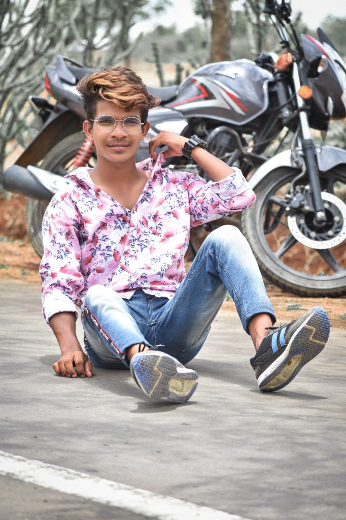 Boy posing on road - PixaHive